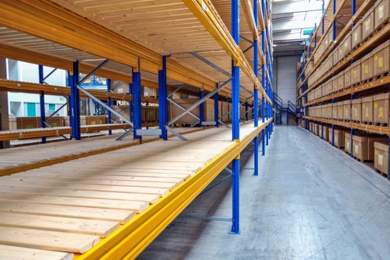 Pallet racks are a cheap and efficient way to store goods | News Mab